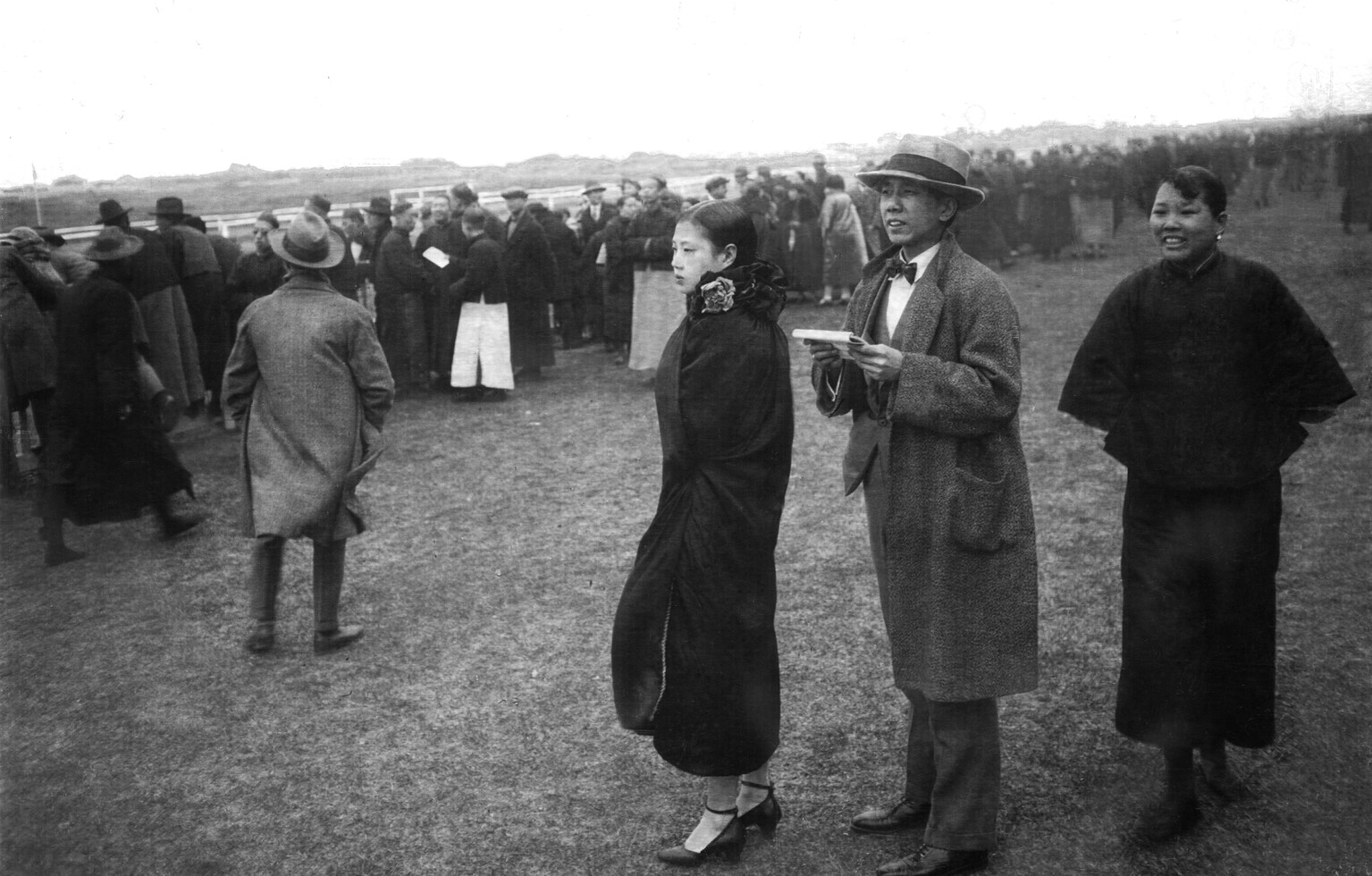 작가 크리스 브루워드(Chris Breward)가 발견한 2017 프리폴 남성 컬렉션 속 댄디즘을 확인해보세요. - 구찌 스토리