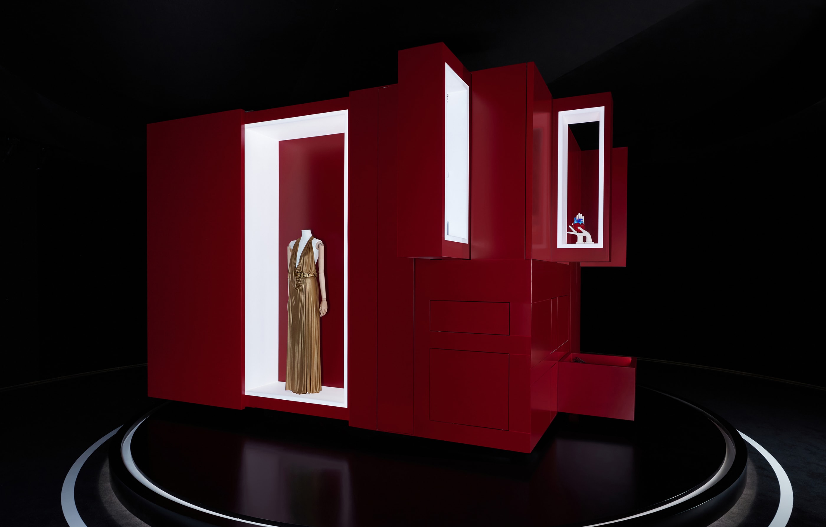 Gucci Cosmos นับเป็นครั้งแรกที่ไอเท็มดั้งเดิมสุดไอคอนิกของแบรนด์จะ ...