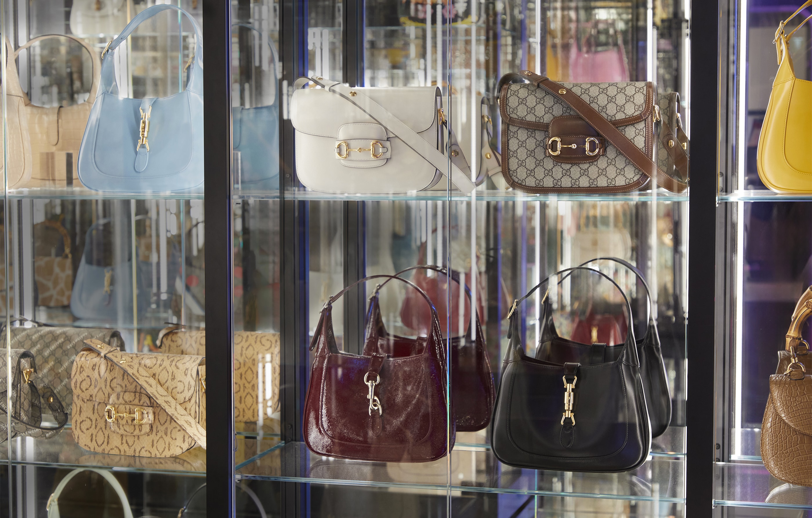 グッチの100年以上にわたるクリエイティビティを明らかにする展覧会「Gucci Visions」に新たに誕生した展示室を紹介します。 - グッチ ダイアリ