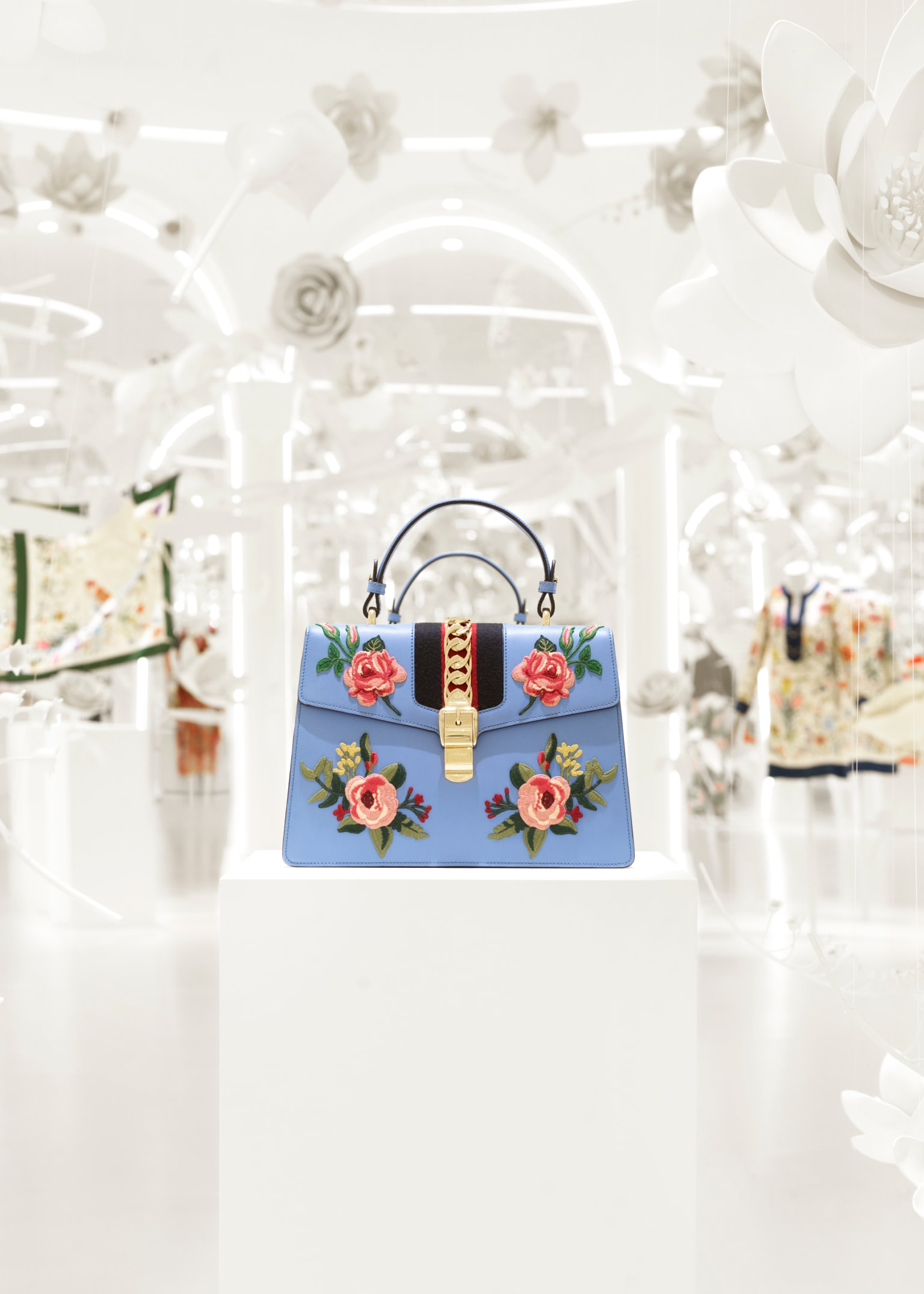 Gucci Cosmos นับเป็นครั้งแรกที่ไอเท็มดั้งเดิมสุดไอคอนิกของแบรนด์จะเดินทางไปยังภายนอกเมืองฟลอเรน ...