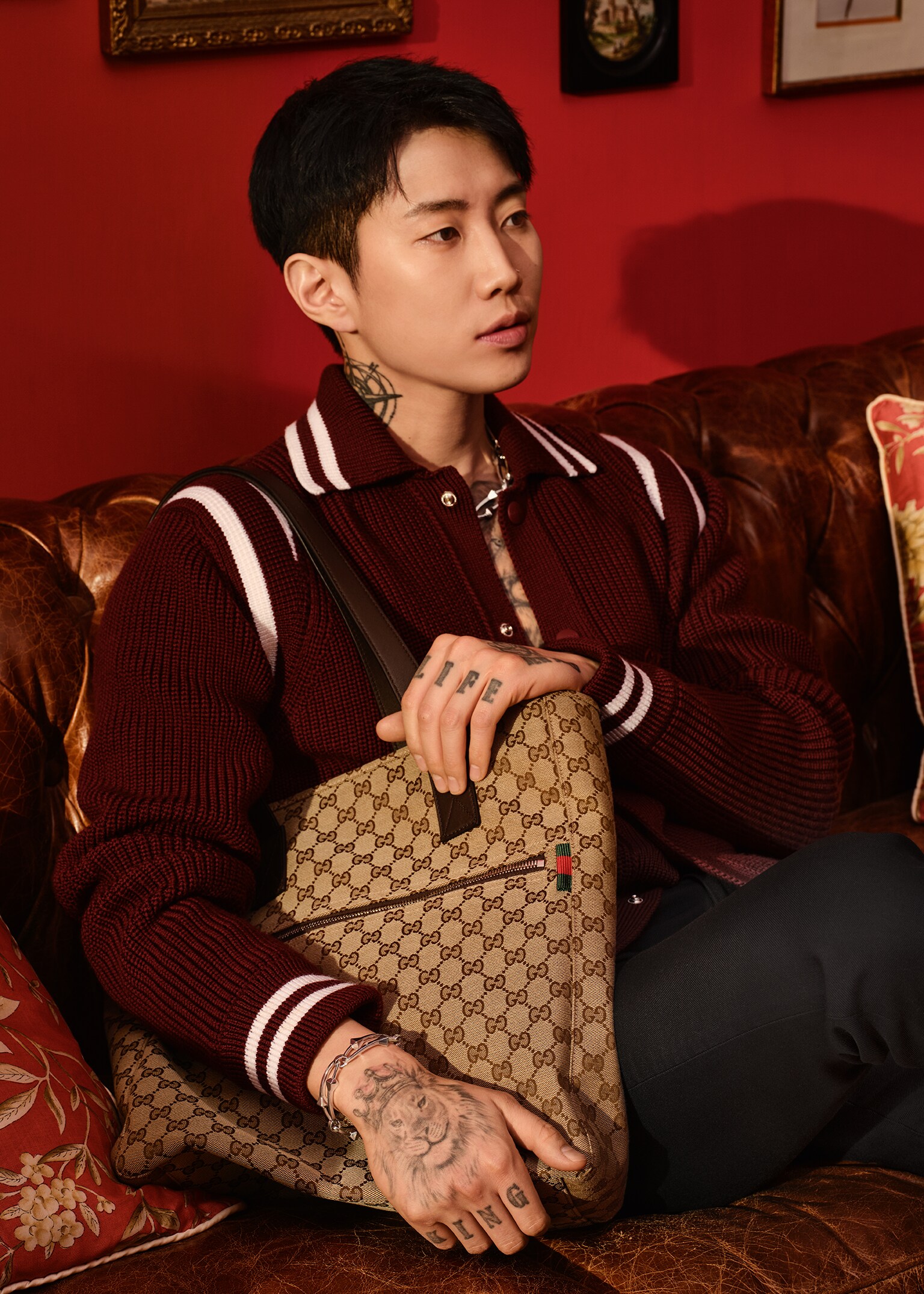 새로운 캠페인은 가족 간의 사랑과 감사의 의미를 되새기며, 정서적 유대의 가치를 따뜻한 시선으로 조명합니다. - 구찌 스토리