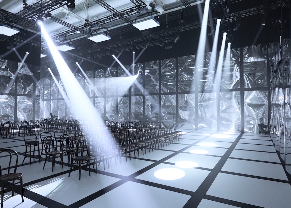 Watch the Exquisite Gucci fashion show video. - Gucci Stories