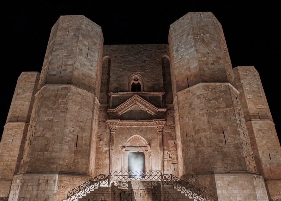 이탈리아 카스텔 델 몬테(Castel del Monte)에서 열린 구찌 코스모고니(Cosmogonie) 패션쇼 게스트들을 확인해 ...