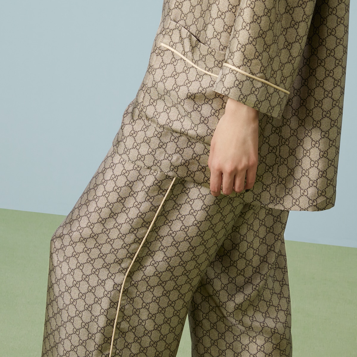 Pantalón de seda con estampado GG Supreme inbeige y ébano | GUCCI® MX