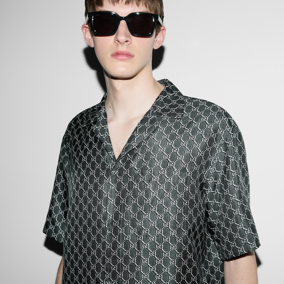 Camicia in seta con stampa GG in grigio e bianco | GUCCI® Italia