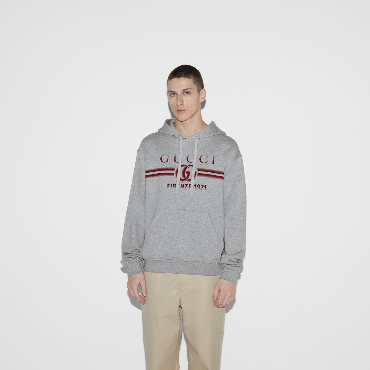 Felpa in jersey di cotone stampato con cappuccio in grigio | GUCCI® Italia