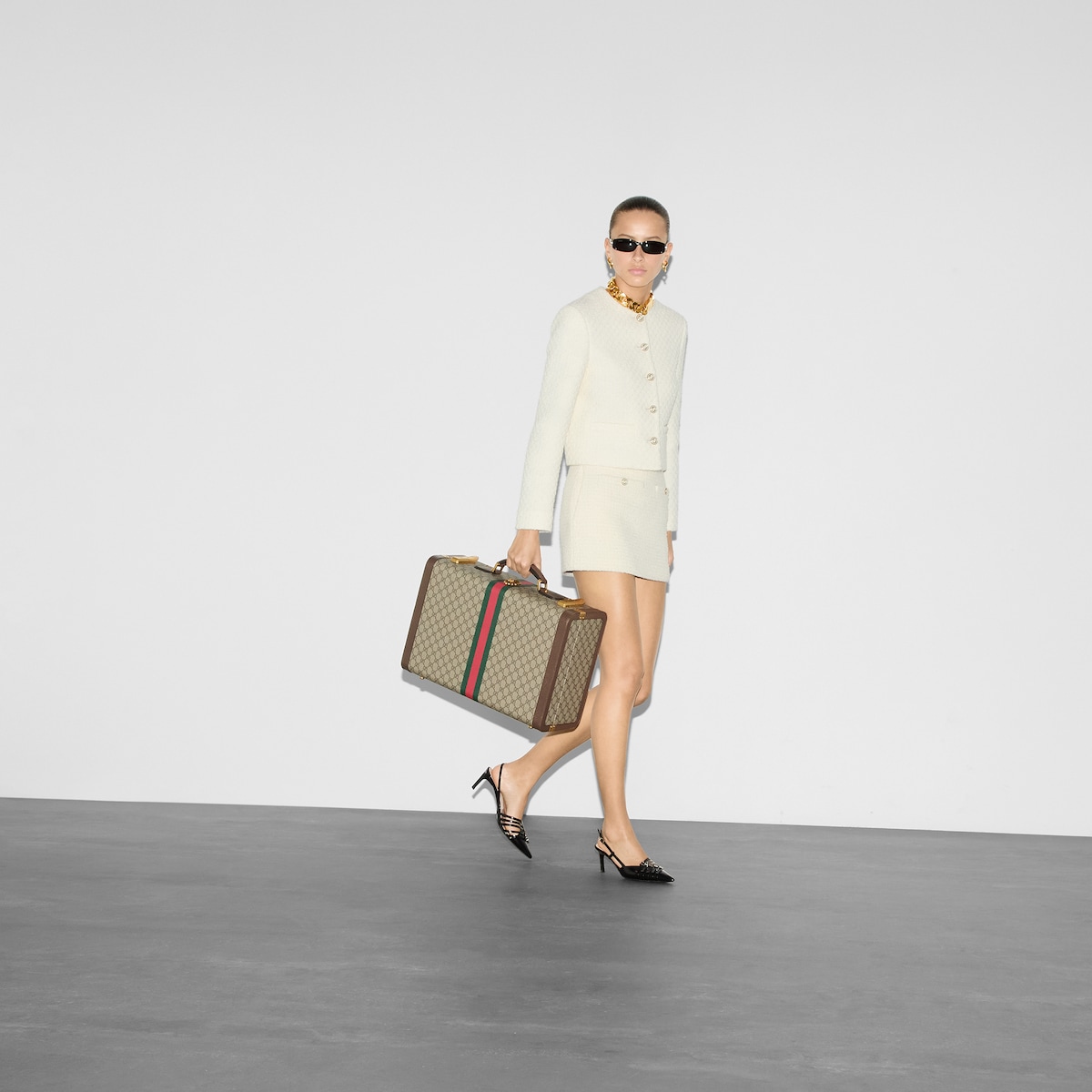 Gucci Savoy medium rigid suitcase in beige and ebony Supreme | GUCCI® SG