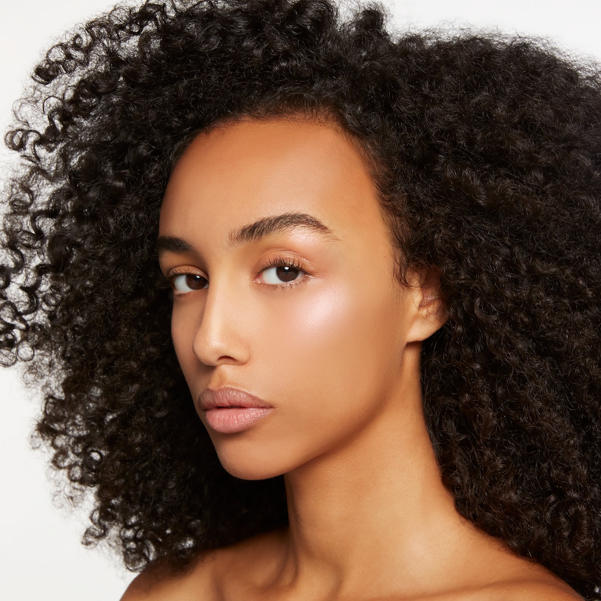 01, Gucci Glow Highlighter powder in 01 Sunrise Gold | GUCCI® US