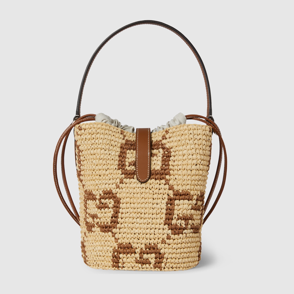 กระเป๋า Raffia-effect mini bucket bag inผ้าสีธรรมชาติและสีน้ำตาล ...