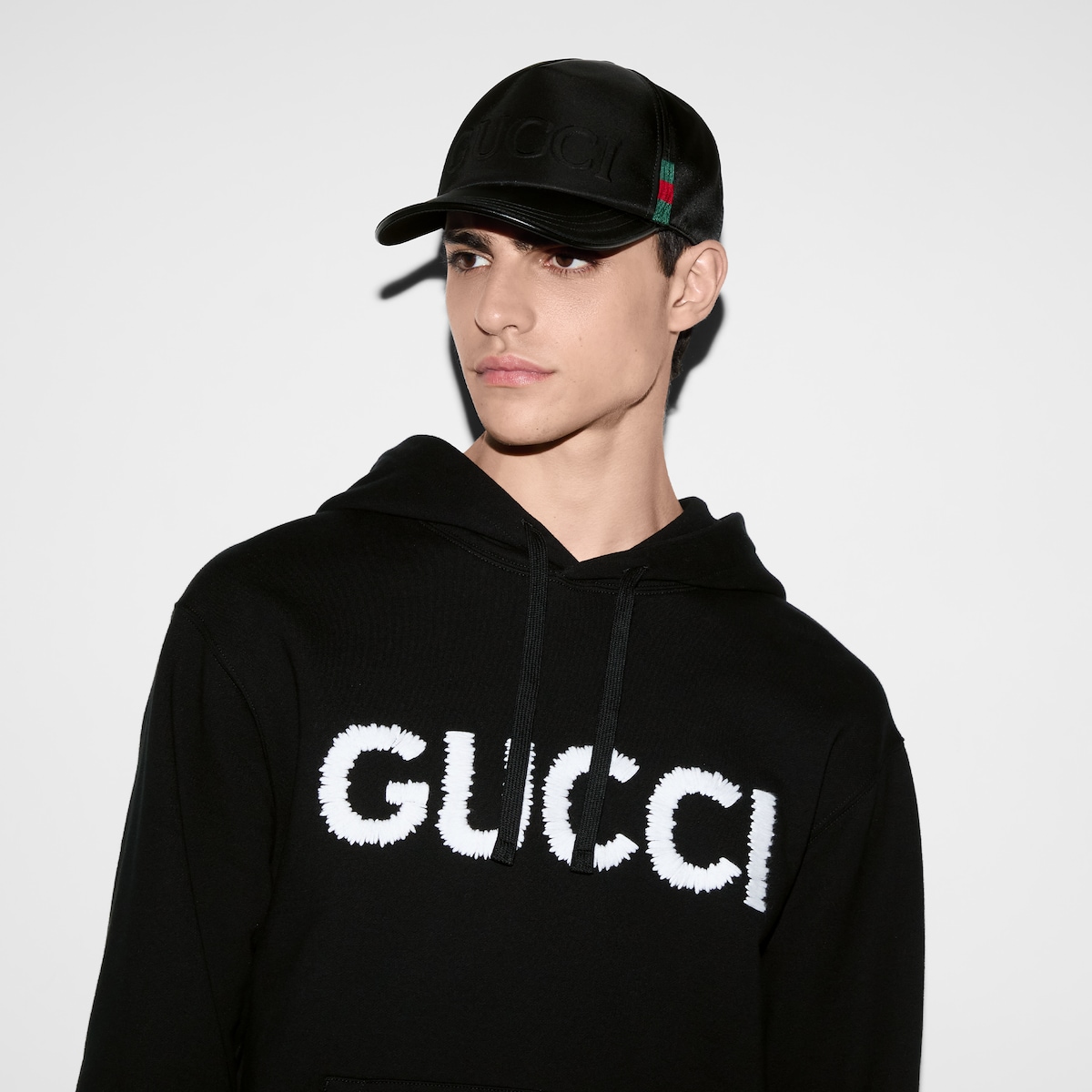 Felpa in jersey di cotone ricamata con cappuccio in nera | GUCCI® Italia