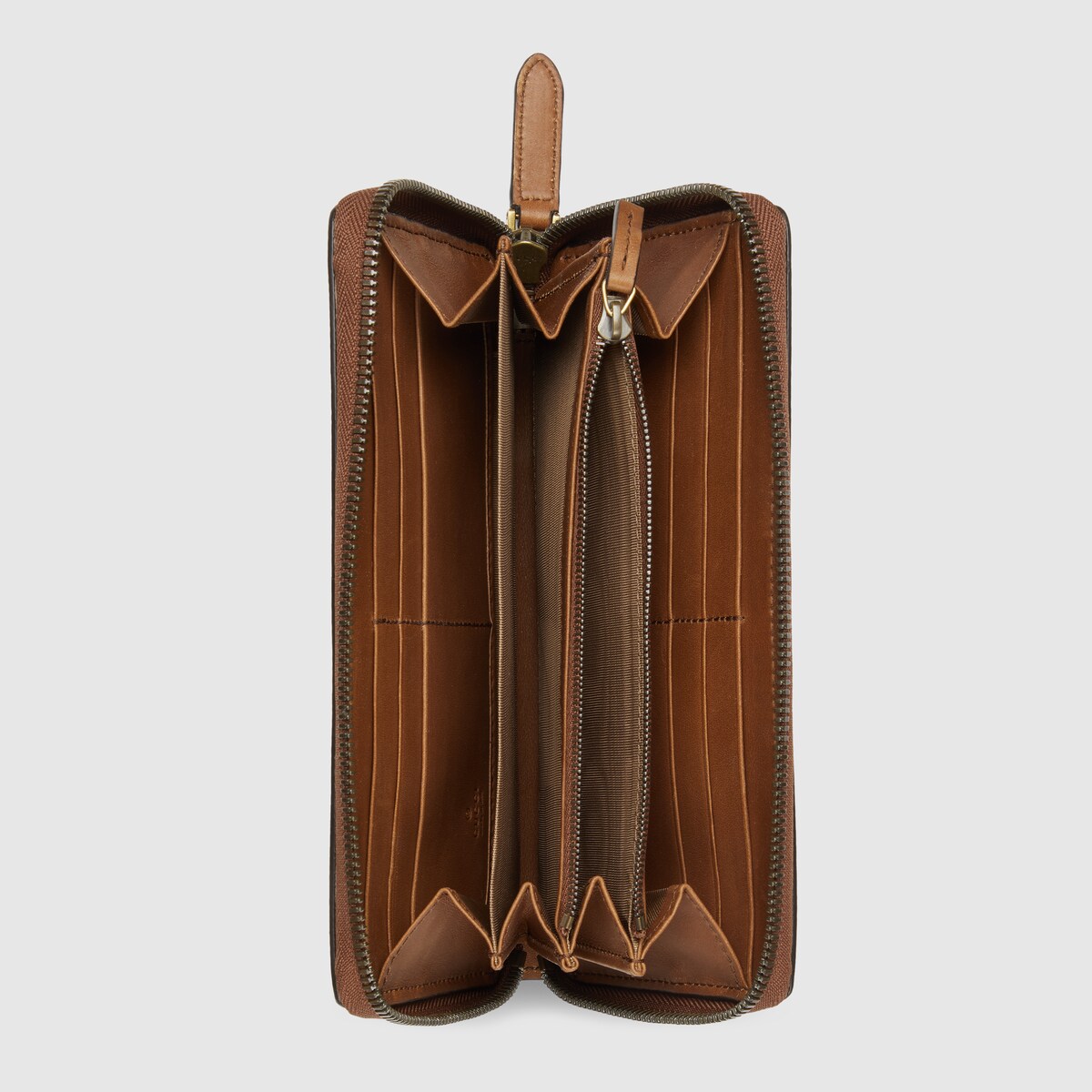 Cartera GG Emblem con cremallera en beige y marrón oscuro | GUCCI® ES
