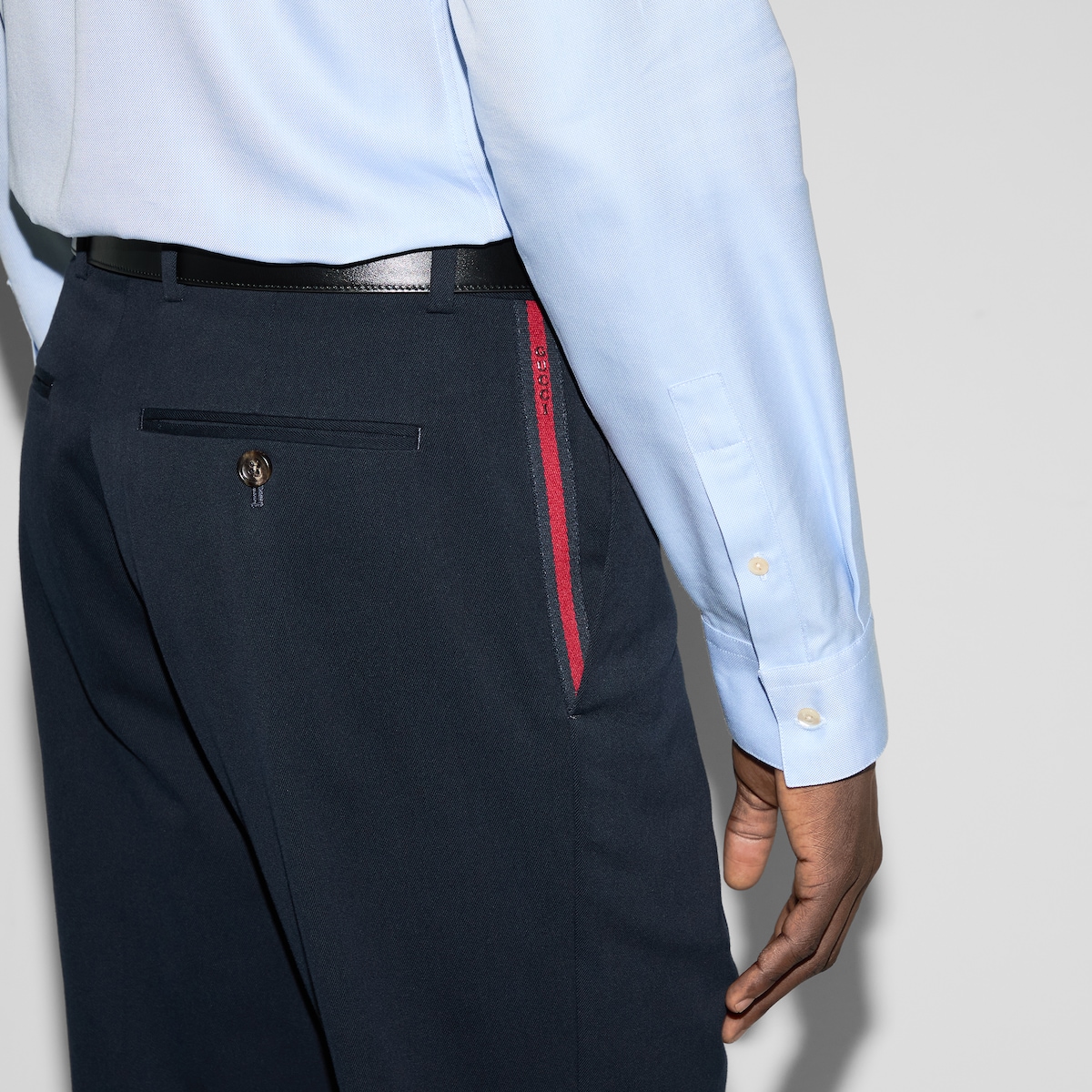 Pantalone in gabardina di cotone con dettaglio Web in blu | GUCCI® Italia