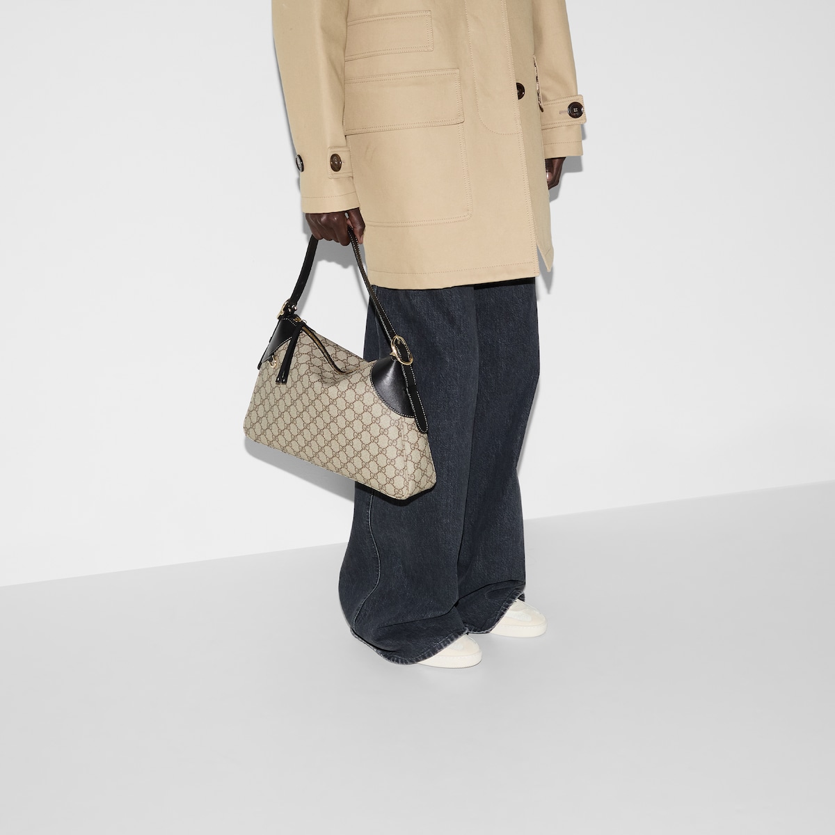 米色及深棕色帆布GG Emblem中型肩揹袋 | GUCCI® 香港