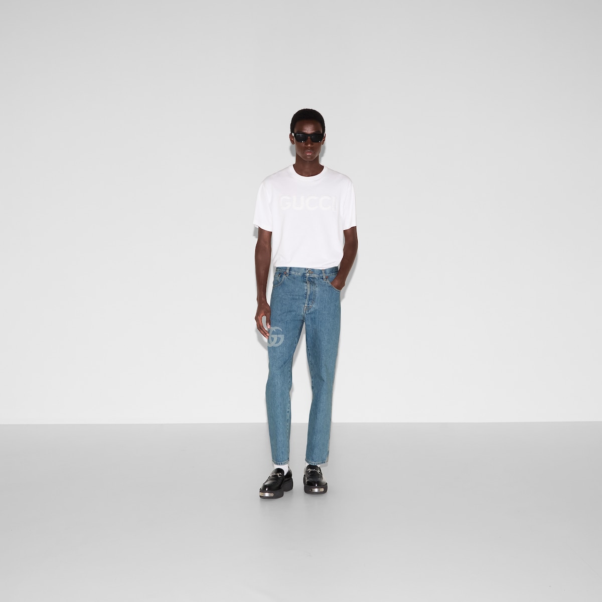 Pantalon en denim orné d’un logo Double G au laser en bleu | GUCCI® FR