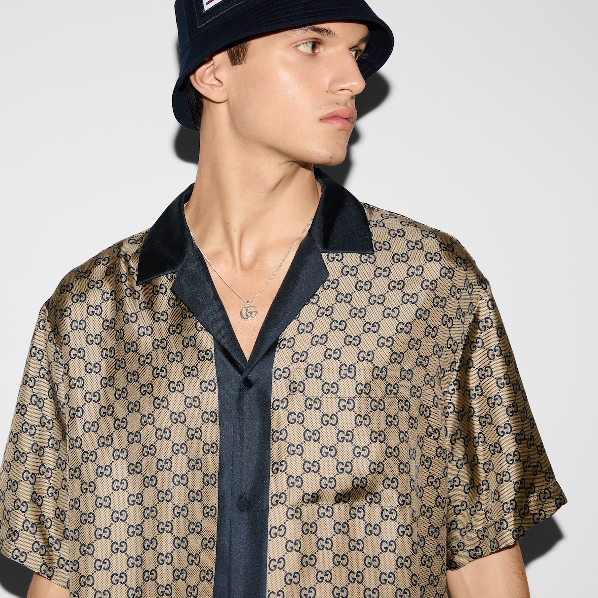 Camisa de seda con estampado en beige y azul | GUCCI® ES