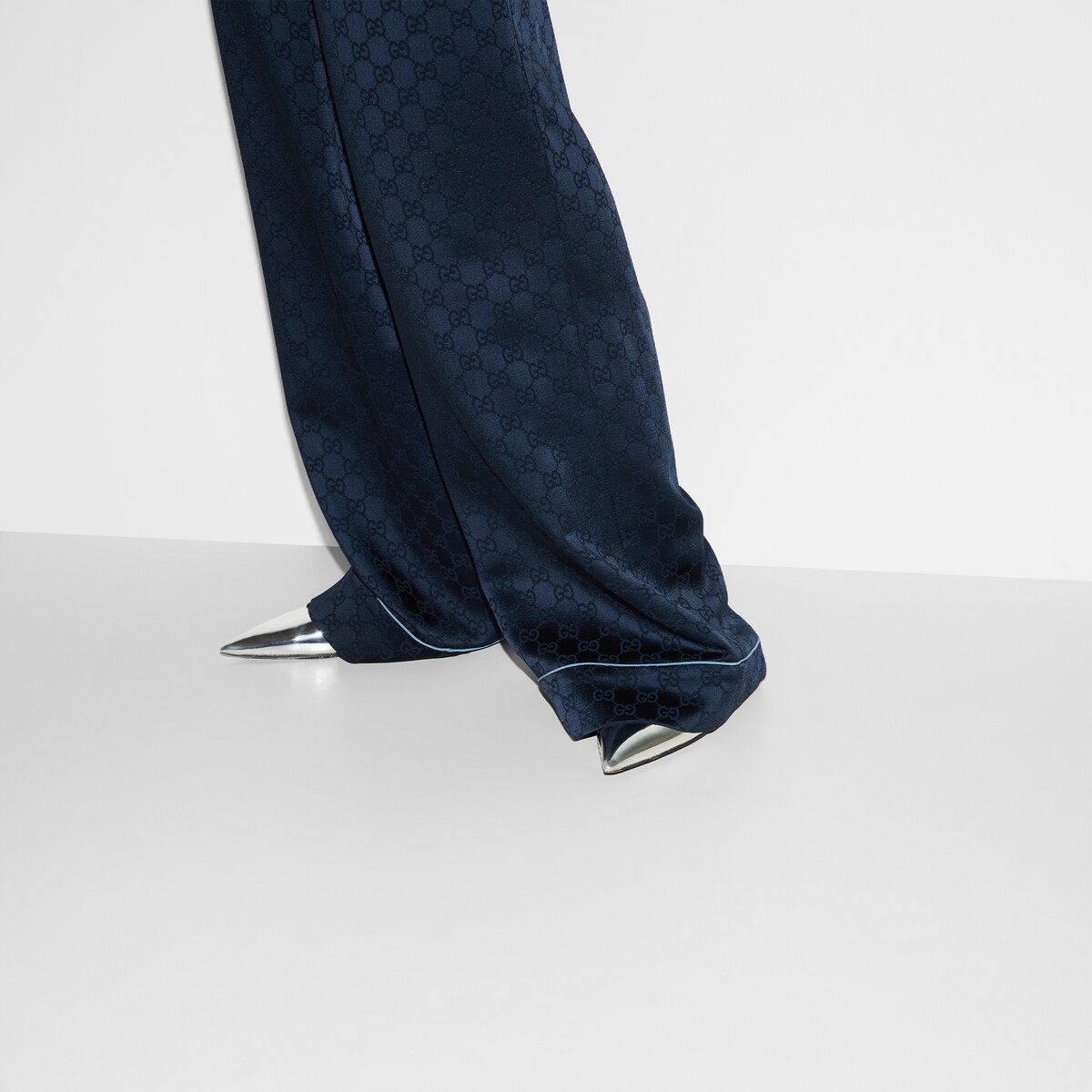 Pantalón de satén con GG en azul oscuro | GUCCI® ES