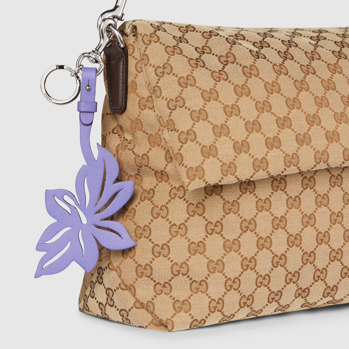 พวงกุญแจ Flower keychain charm inหนังสีม่วงไลแลค | GUCCI® TH