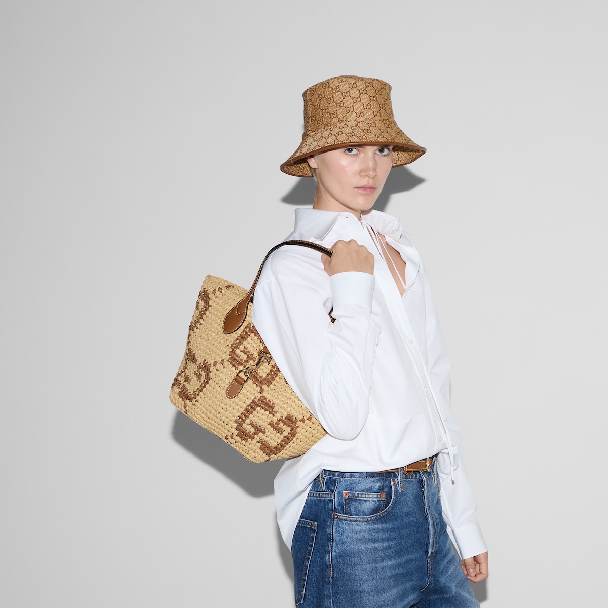 กระเป๋า Mini raffia-effect bucket bag inผ้าสีธรรมชาติและสีน้ำตาล ...