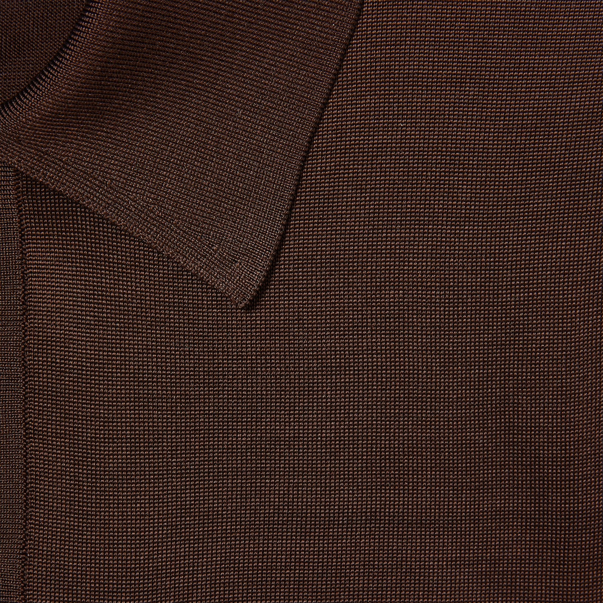 Polo en maille de soie fine avec motif en intarsia en marron foncé ...