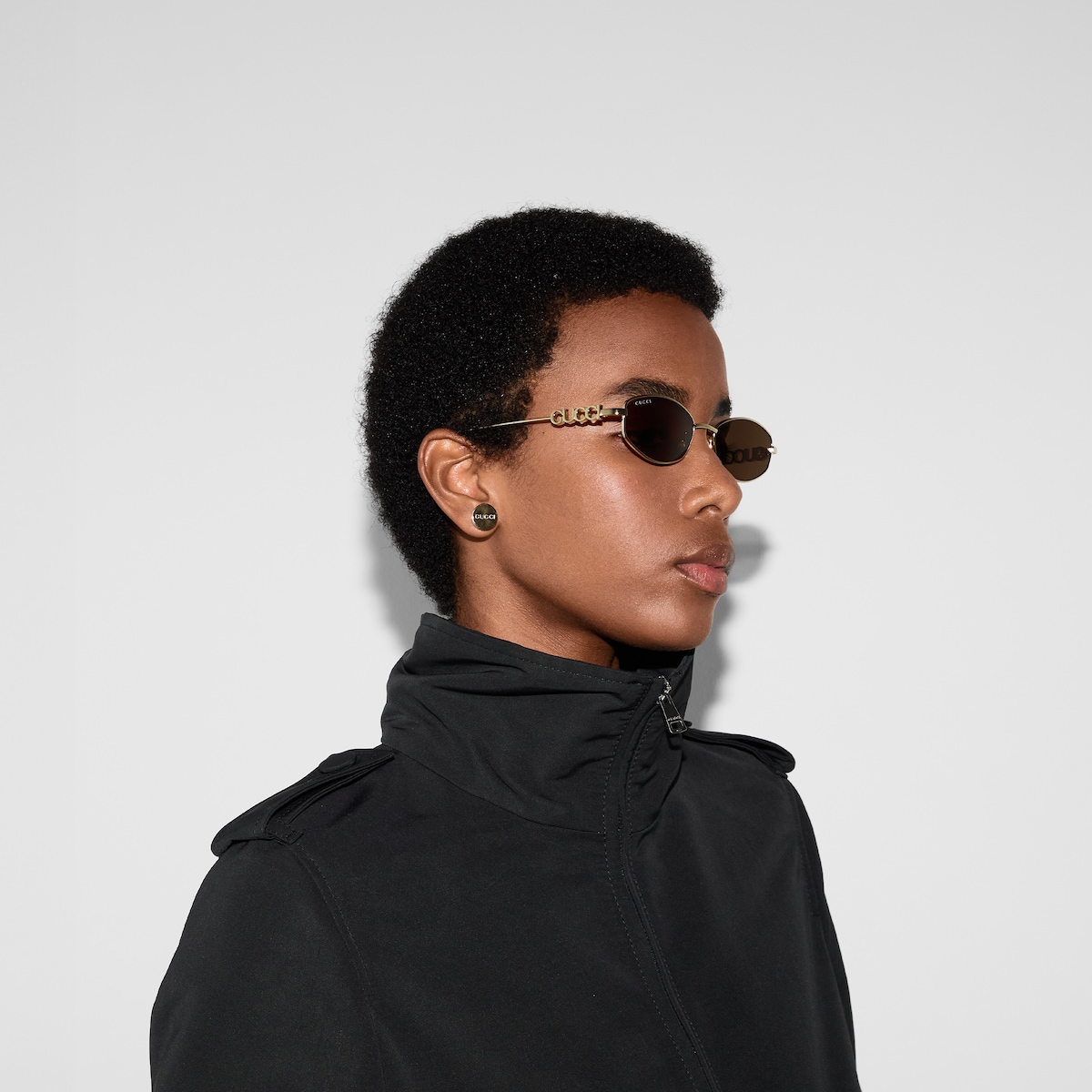 Gafas de sol con montura ovalada en tono dorado | GUCCI® ES