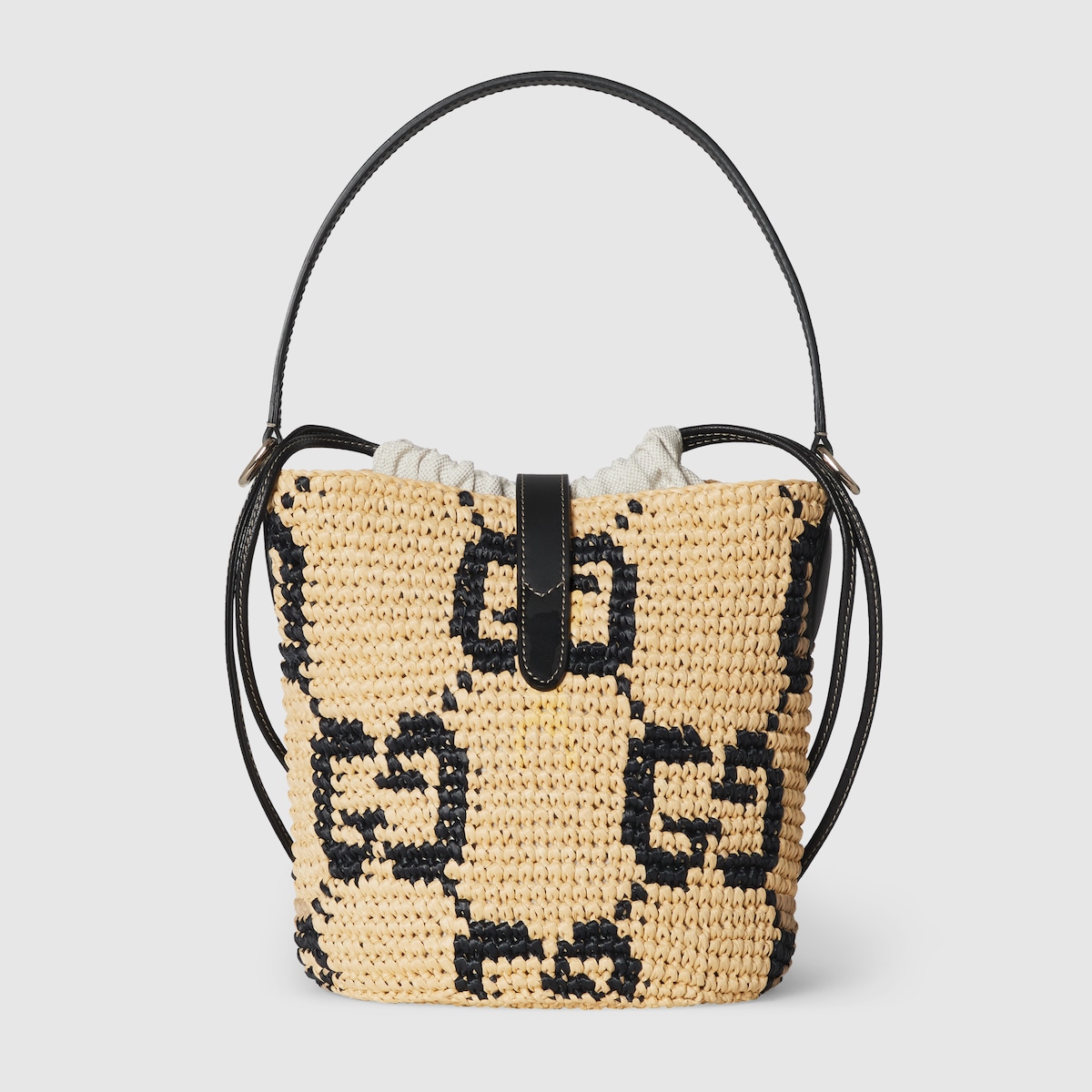 กระเป๋า Raffia-effect mini bucket bag inผ้าสีธรรมชาติและสีดำ | GUCCI® TH