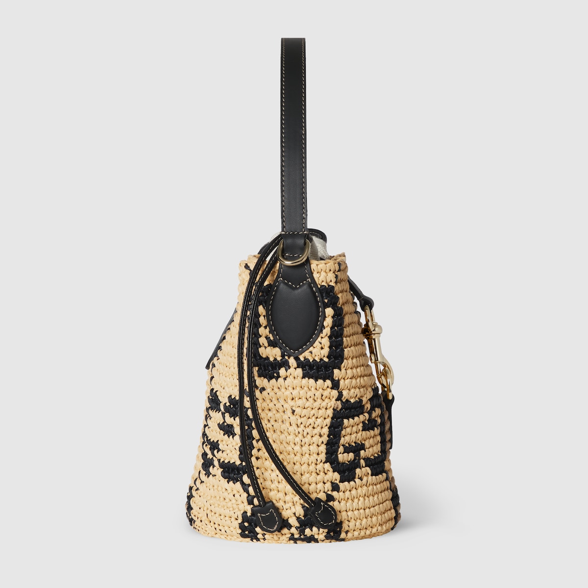 กระเป๋า Raffia-effect mini bucket bag inผ้าสีธรรมชาติและสีดำ | GUCCI® TH