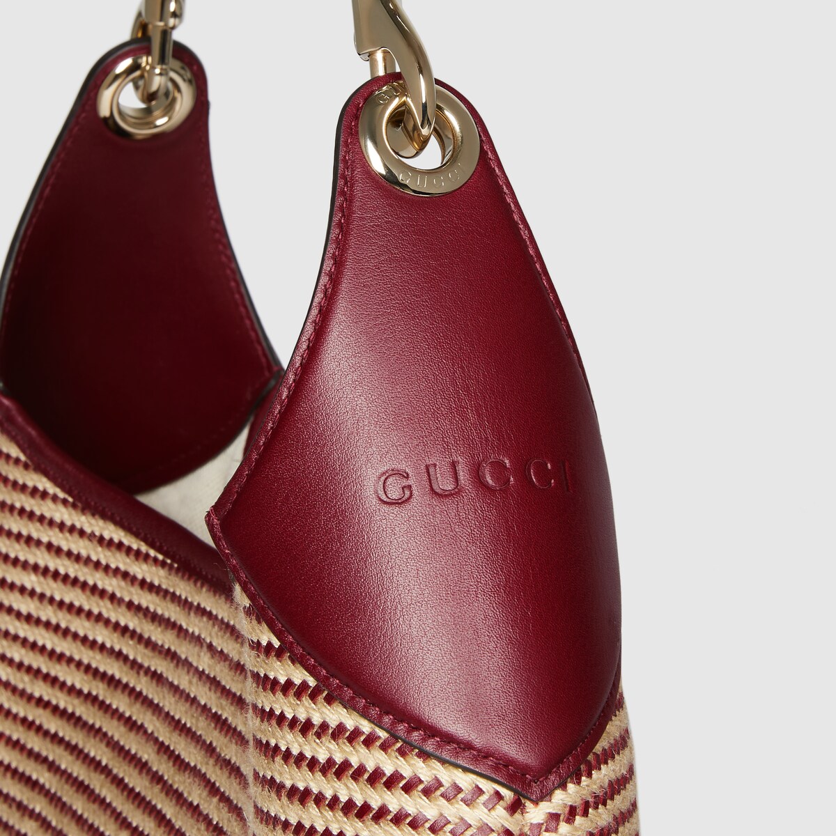 Gucci B medium shoulder bag in Rosso Ancora and natural raffia effect ...
