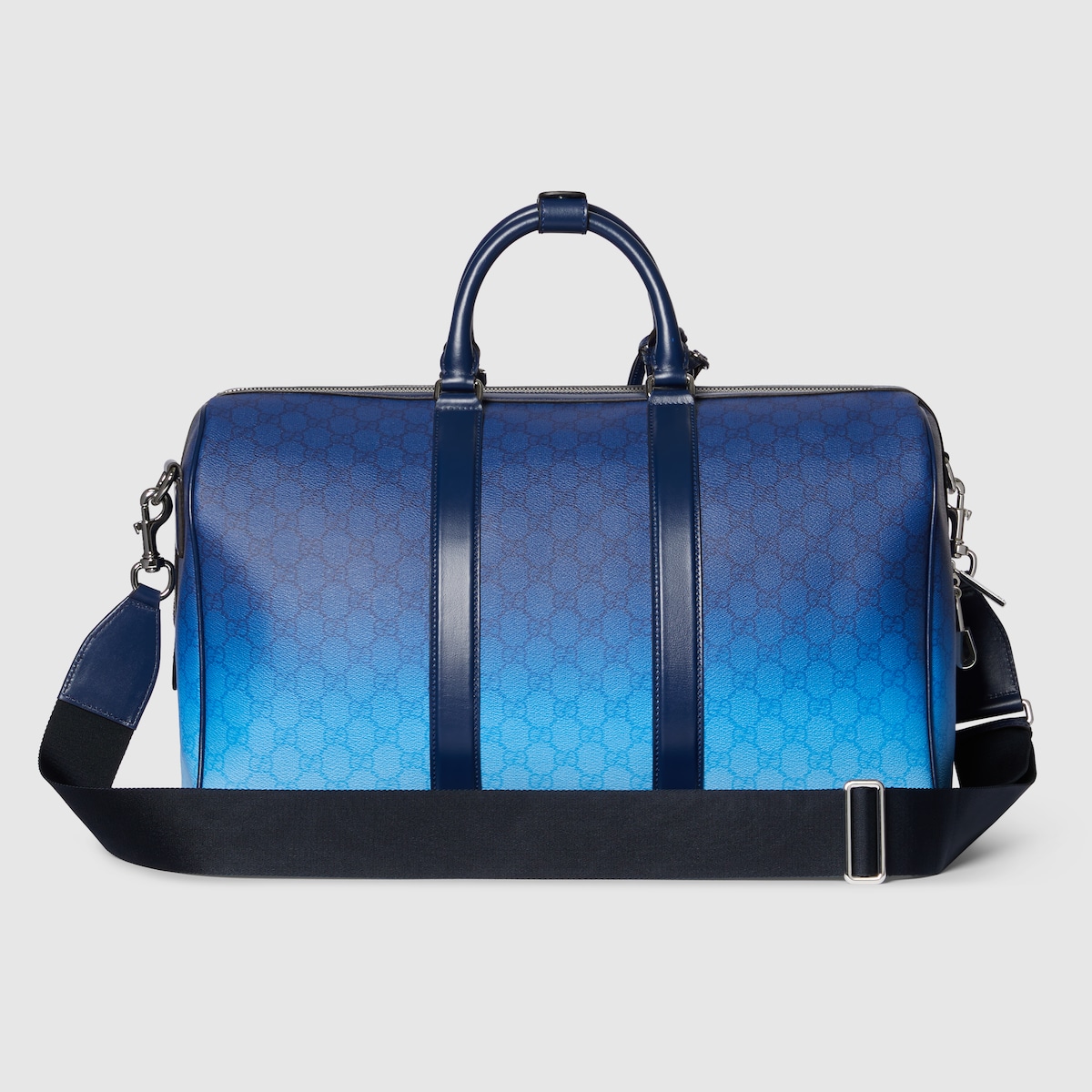 กระเป๋าดัฟเฟิล Gucci Chroma medium duffle bag inผ้าสีฟ้าไล่สี | GUCCI® TH