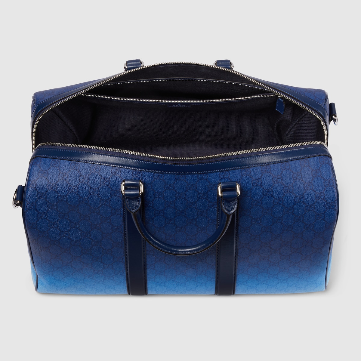 กระเป๋าดัฟเฟิล Gucci Chroma medium duffle bag inผ้าสีฟ้าไล่สี | GUCCI® TH