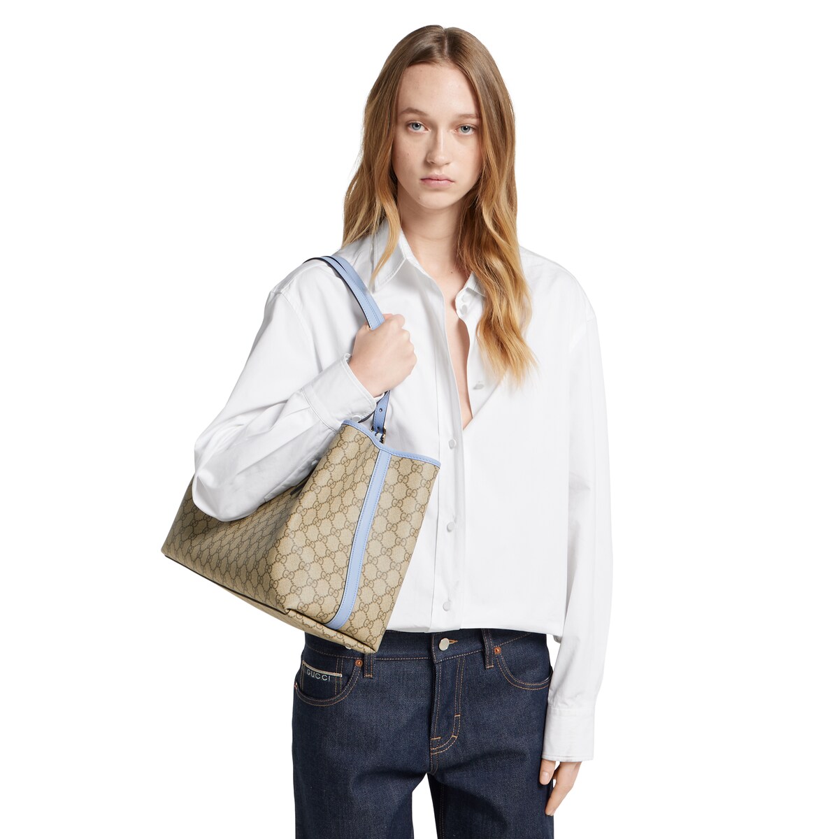 กระเป๋า GG Emblem large tote bag inผ้าสีเบจและสีน้ำตาลเข้ม | GUCCI® TH