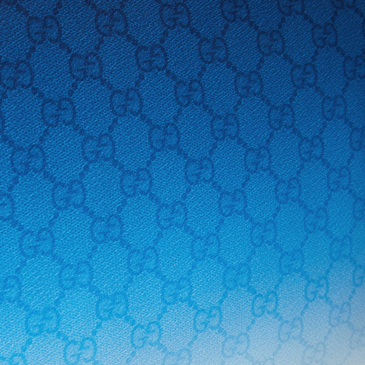 กระเป๋า Gucci Chroma medium pouch inผ้าสีฟ้าไล่สี | GUCCI® TH