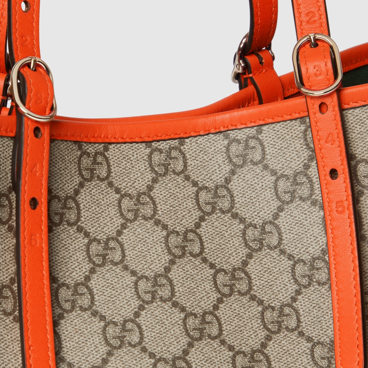 Mittelgroßer GG Emblem Shopper in beigefarbener und brauner GG Stoff ...