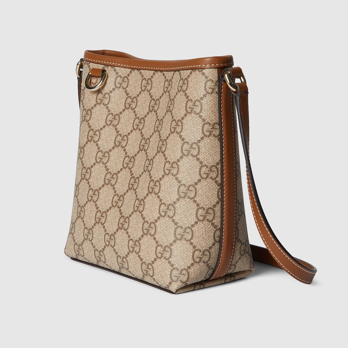 GG Emblem系列纤薄水桶包 in 米色和深棕色织物 | GUCCI® UK