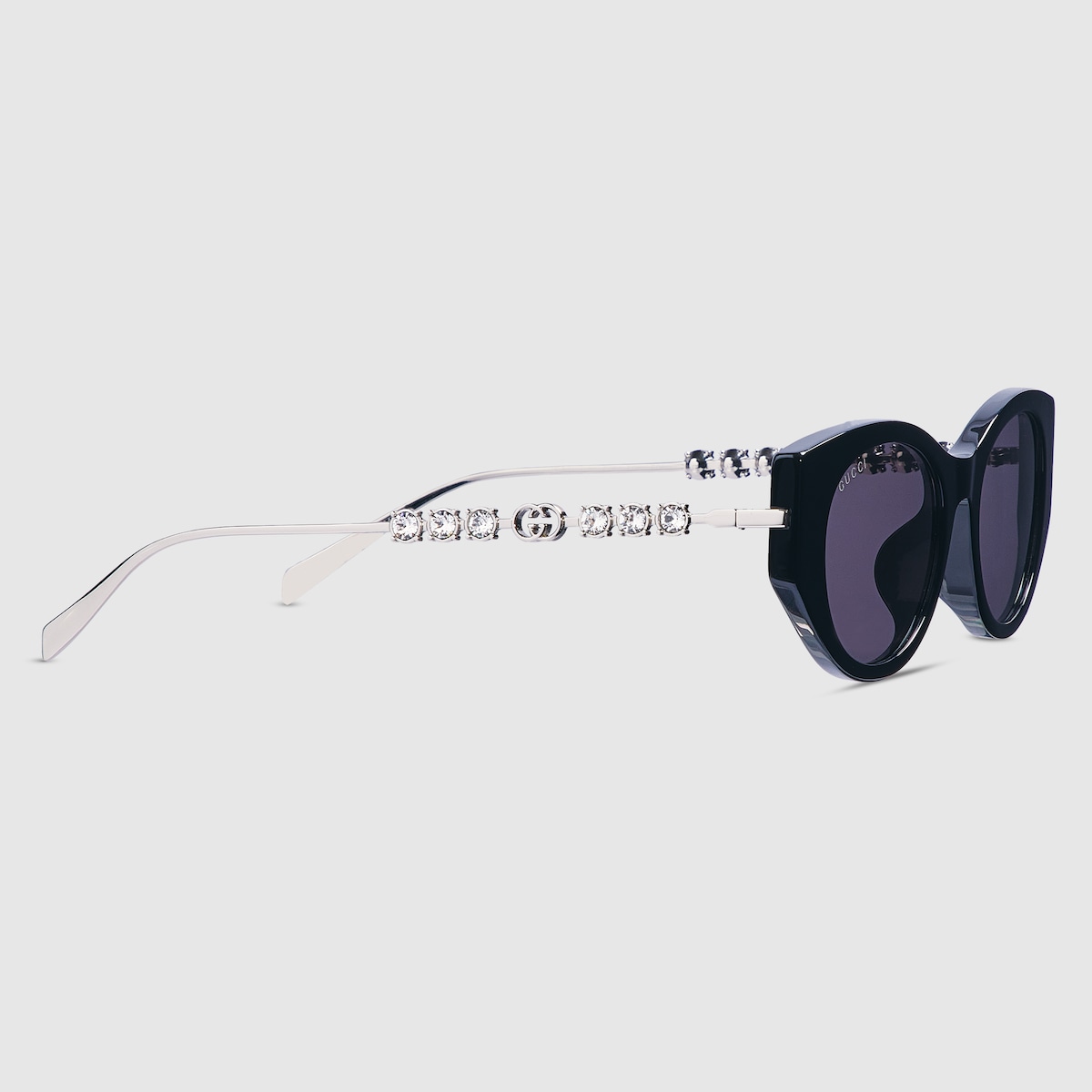 แว่นตากันแดด Low nose bridge fit sunglasses inสีดำ | GUCCI® TH