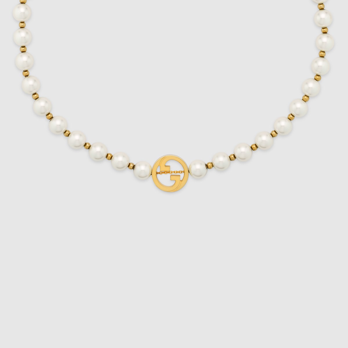 Gucci Interlocking pearl necklace in light gold-toned brass | GUCCI® US