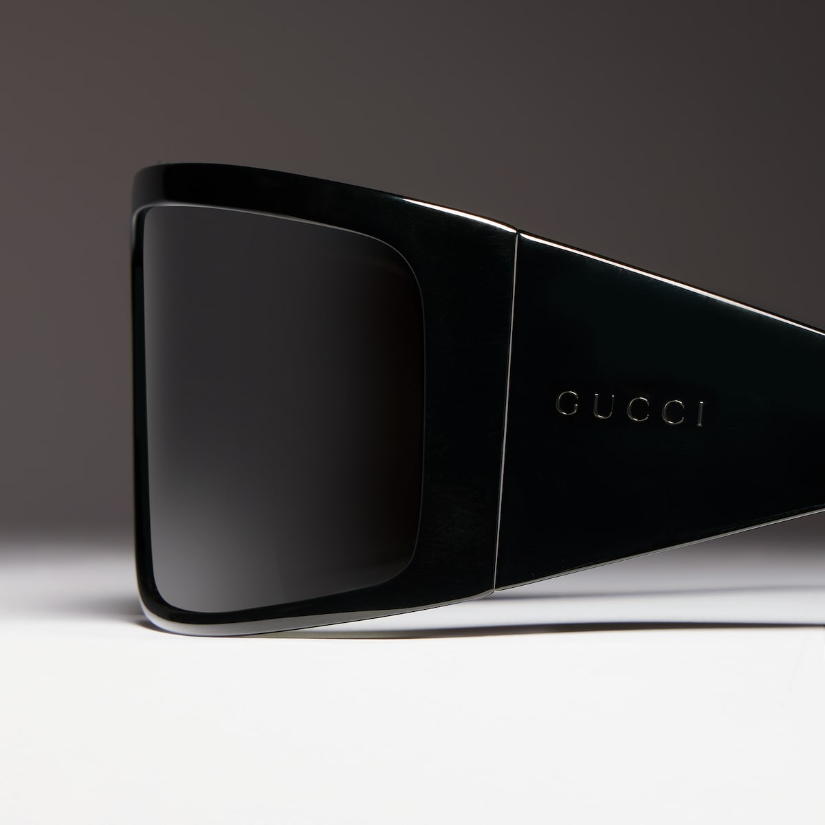 Mask frame sunglasses in black | GUCCI® ZA