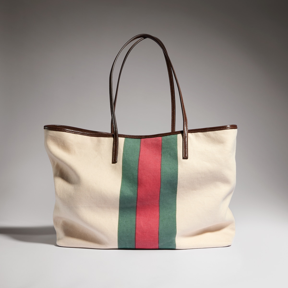 Gucci Tribeca large tote bag with charm in natural canvas | GUCCI® US