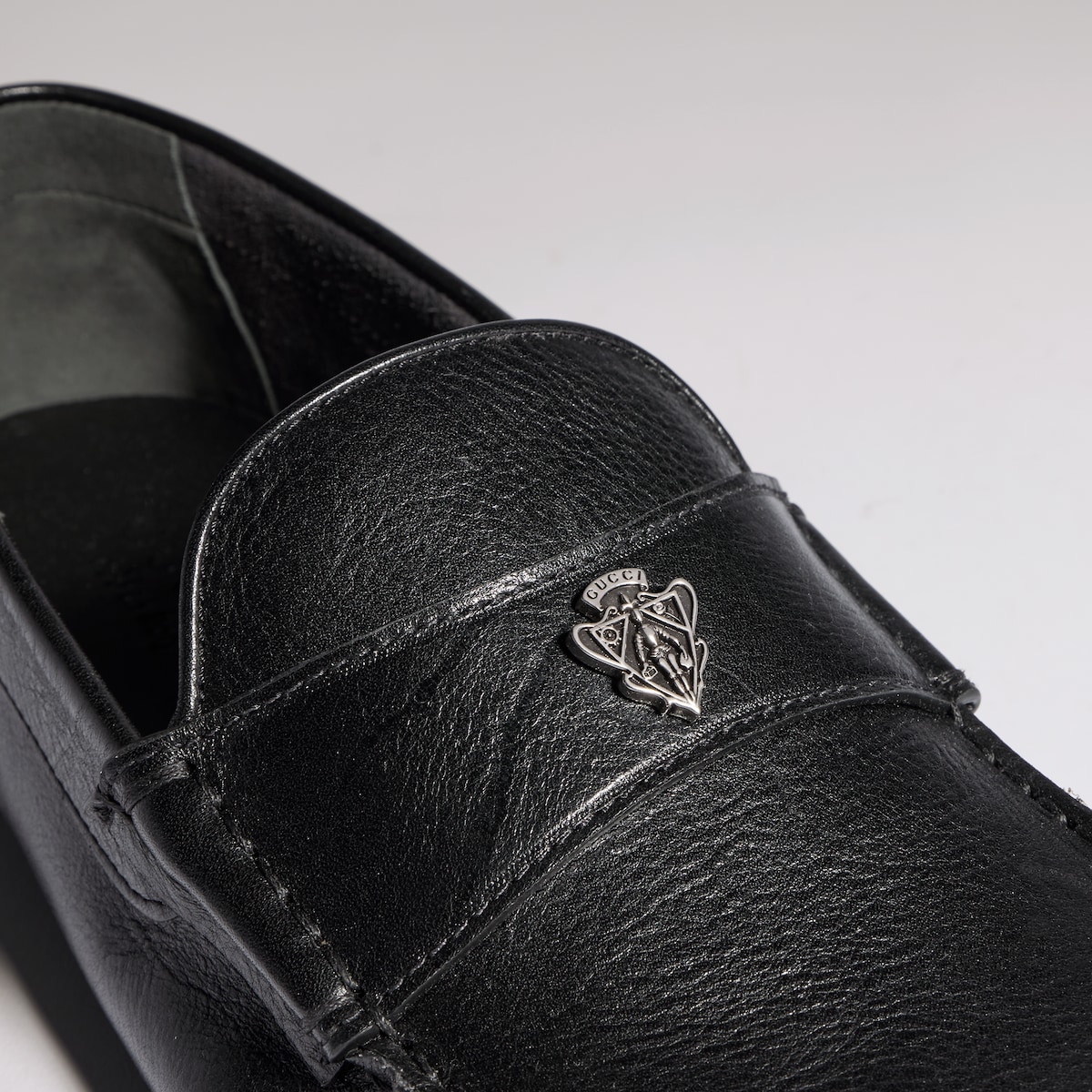Men's driver with Gucci crest in black leather | GUCCI® US