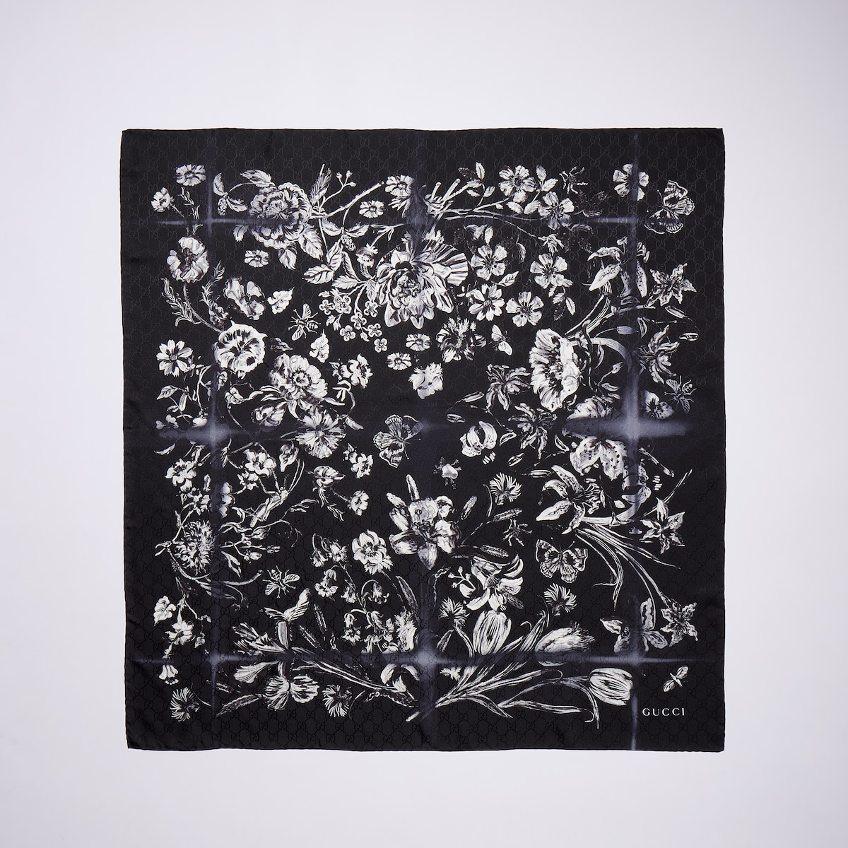 Vierecktuch aus Seidenjacquard mit Print in schwarz und weiß | GUCCI® DE