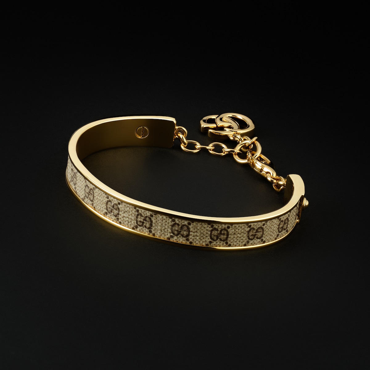 Armreif mit Doppel G Anhänger in goldfarbenes Messing | GUCCI® DE