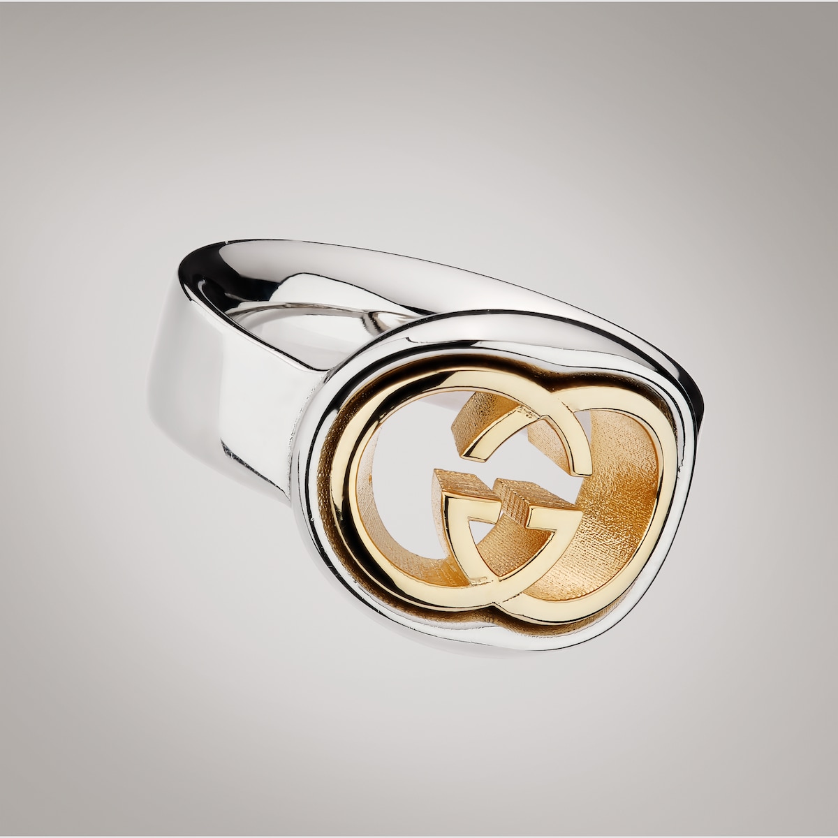 Bague Gucci Interlocking découpée en laiton palladié | GUCCI® FR