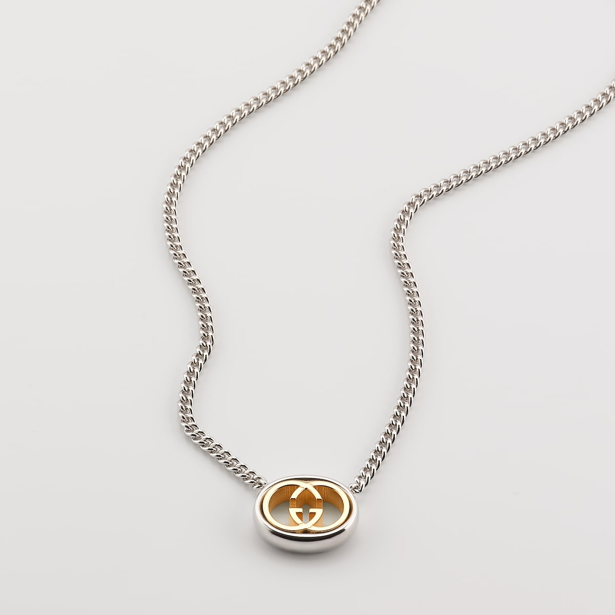 Collier à chaîne avec pendentif Gucci Interlocking en laiton palladié ...