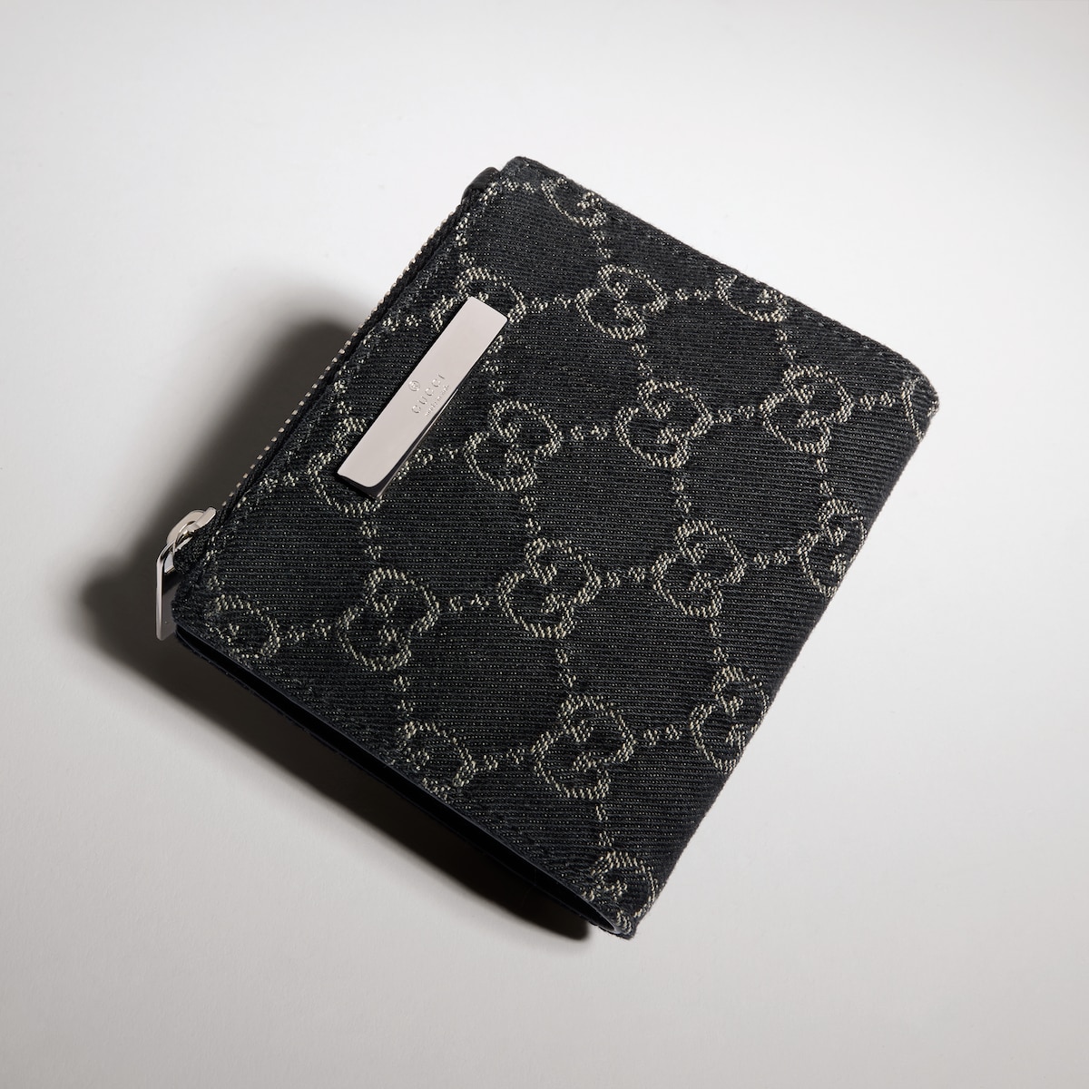 Portefeuille petit format avec plaque Gucci en denim GG noir | GUCCI® FR