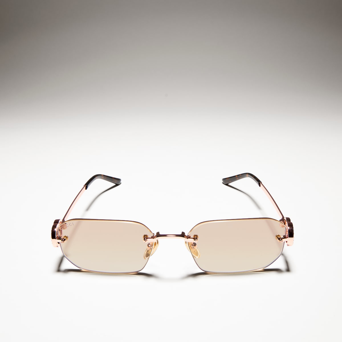 Occhiali da sole rettangolari in metallo color oro rosa | GUCCI® IT