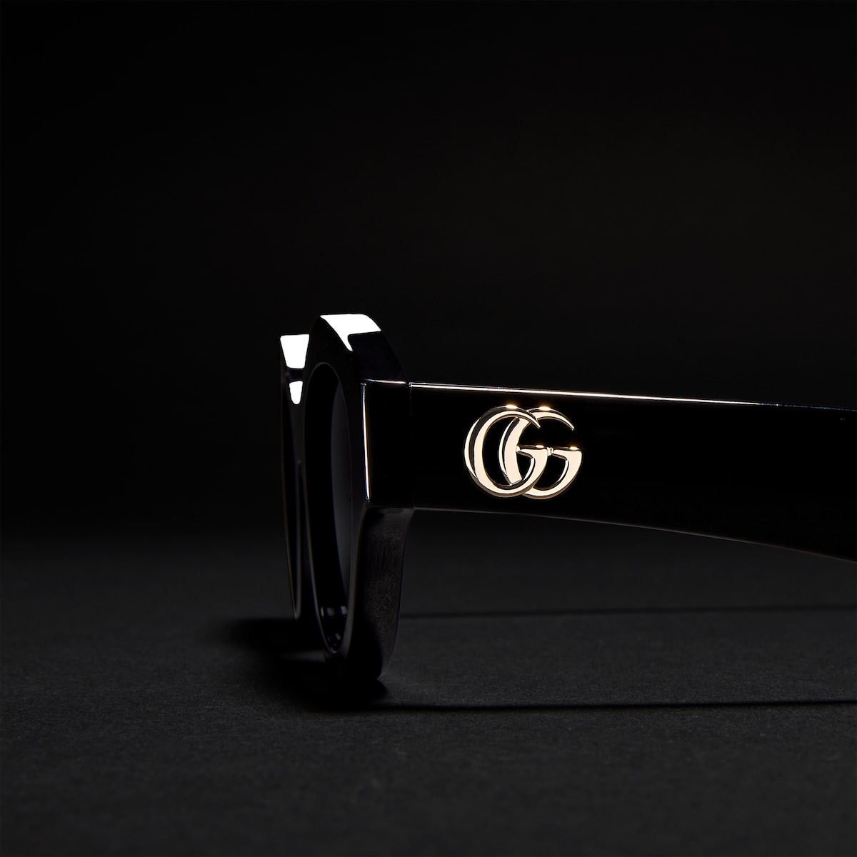 Cat-eye frame sunglasses in black | GUCCI® UK