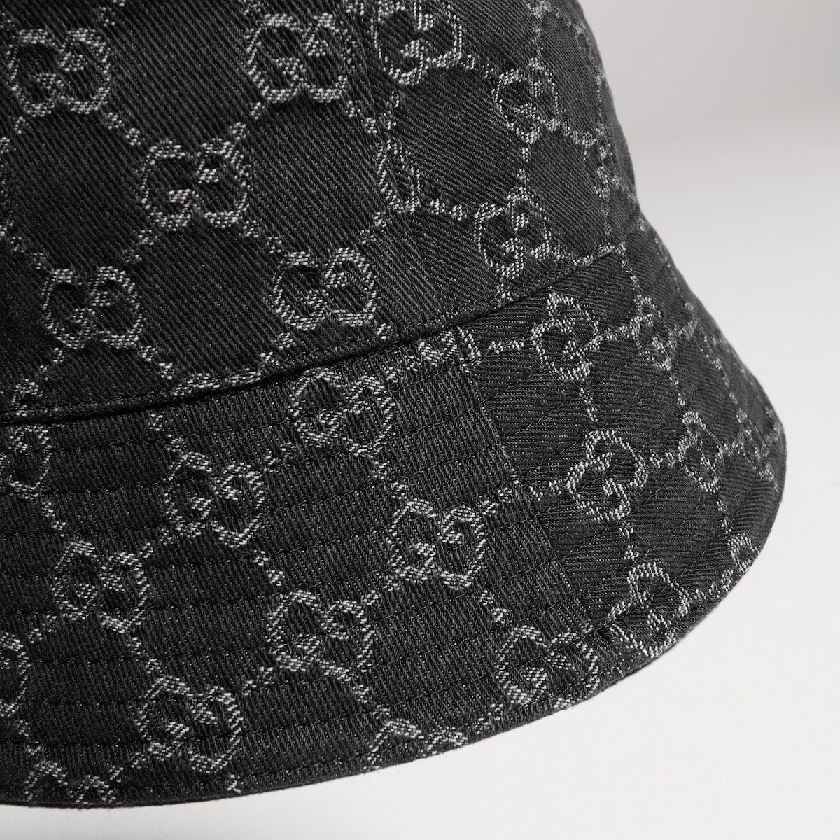 أسود برونق قبعة باكت من قماش الدنيم القطني بنقش GG | GUCCI® AE