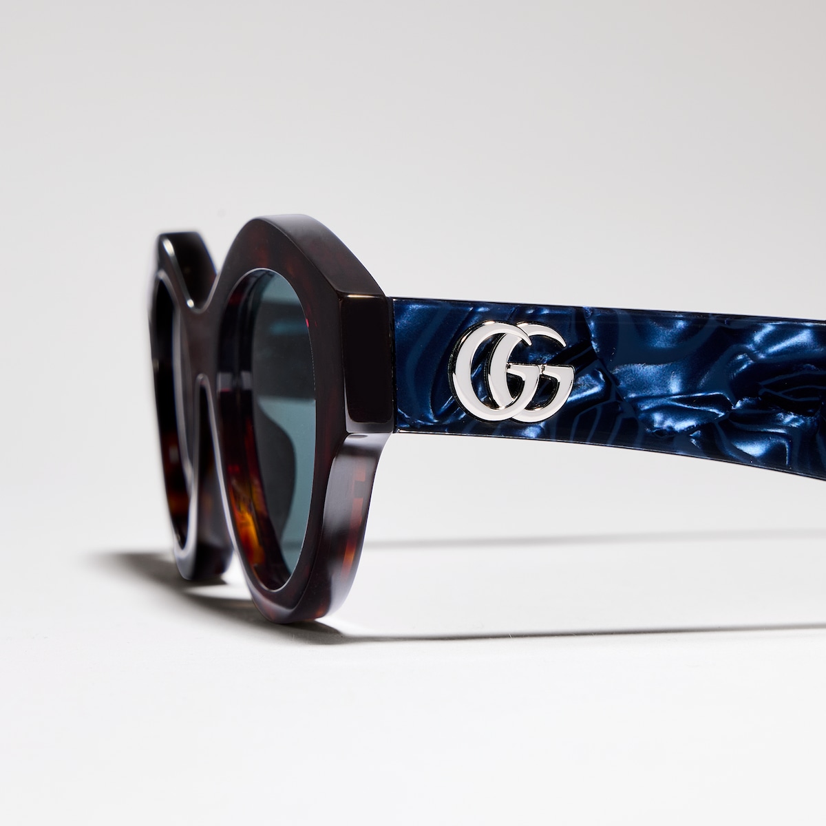 Cat-eye frame sunglasses in brown tortoiseshell | GUCCI® UK