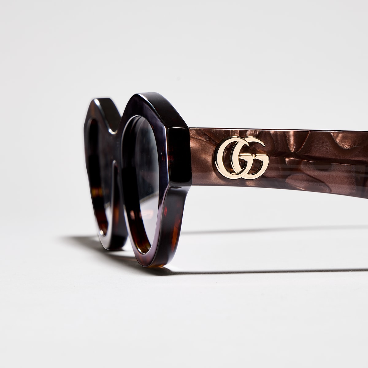 Cat-eye frame sunglasses in brown tortoiseshell | GUCCI® US