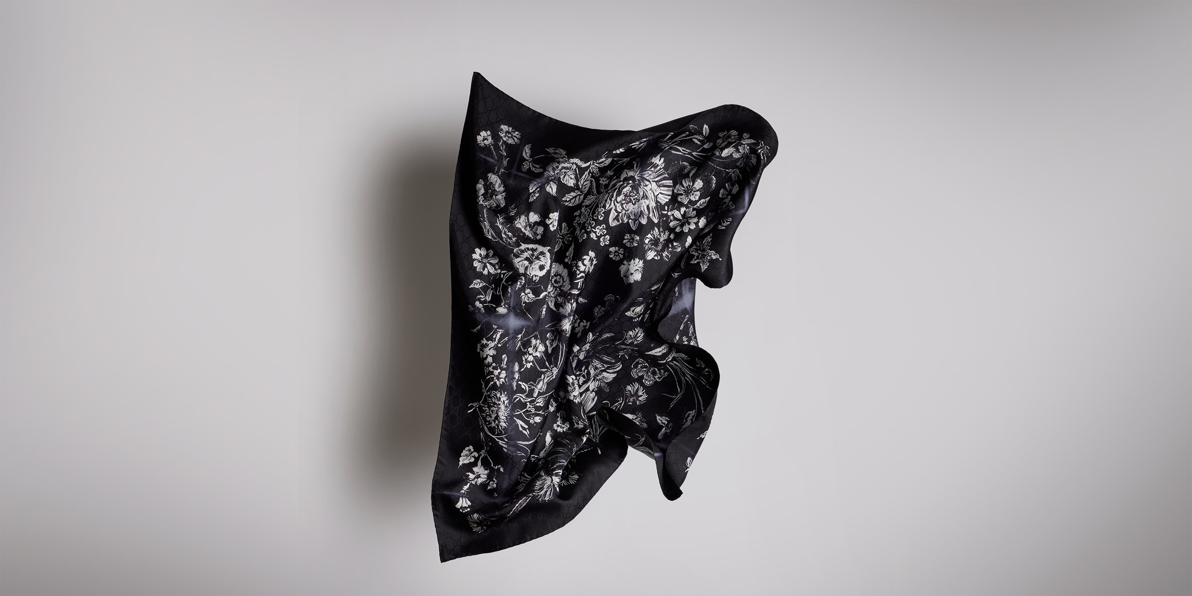 Vierecktuch aus Seidenjacquard mit Print in schwarz und weiß | GUCCI® DE