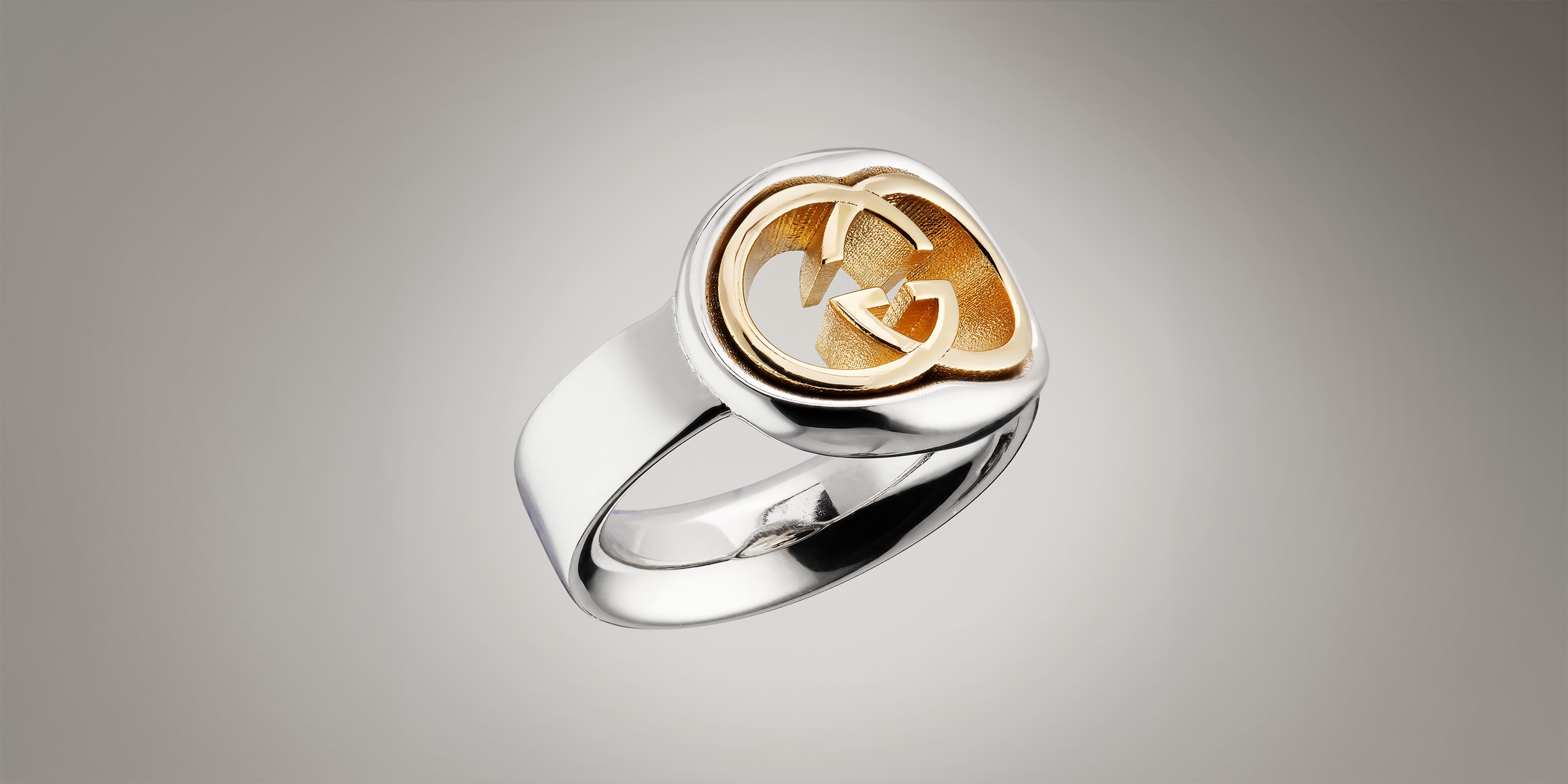 Bague Gucci Interlocking découpée en laiton palladié | GUCCI® FR